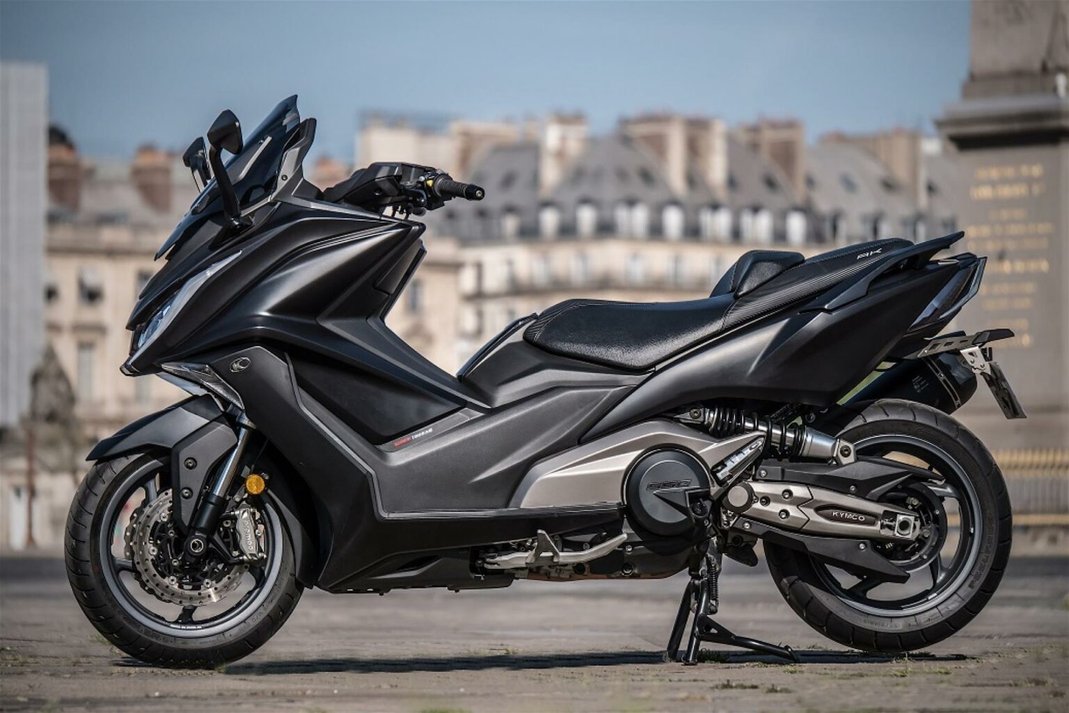Kymco AK550 Maxiskootteri - AutoBike